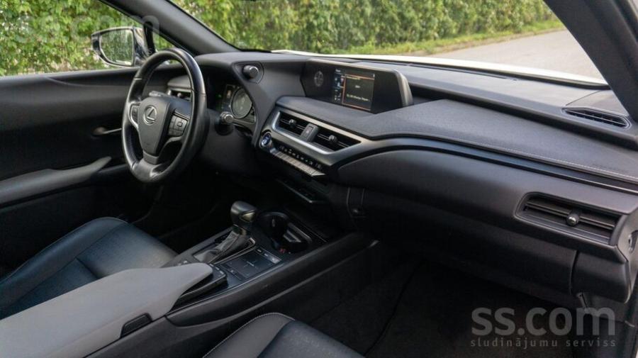 White Lexus UX 2021 in Riga, with an engine capacity of 2.00 L and mileage of 56 thousand km for 25590 €, photo 12 on AUTOMOTO.COM.LV