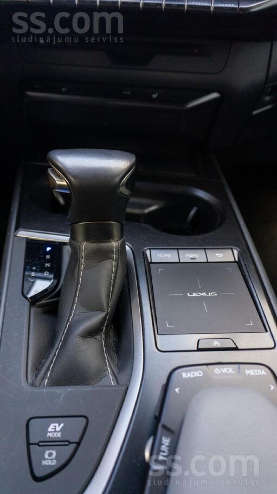 White Lexus UX 2021 in Riga, with an engine capacity of 2.00 L and mileage of 56 thousand km for 25590 €, photo 15 on AUTOMOTO.COM.LV