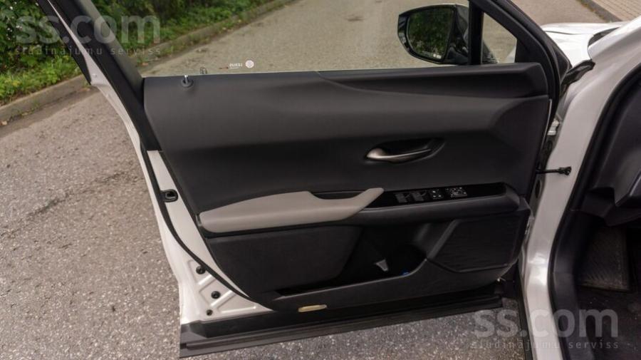 White Lexus UX 2021 in Riga, with an engine capacity of 2.00 L and mileage of 56 thousand km for 25590 €, photo 27 on AUTOMOTO.COM.LV
