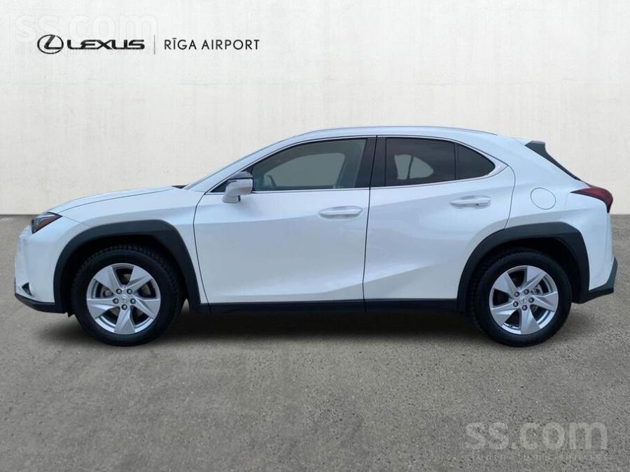 White Lexus UX 2023 in Riga, with an engine capacity of 2.00 L and mileage of 22 thousand km for 34900 €, photo 4 on AUTOMOTO.COM.LV