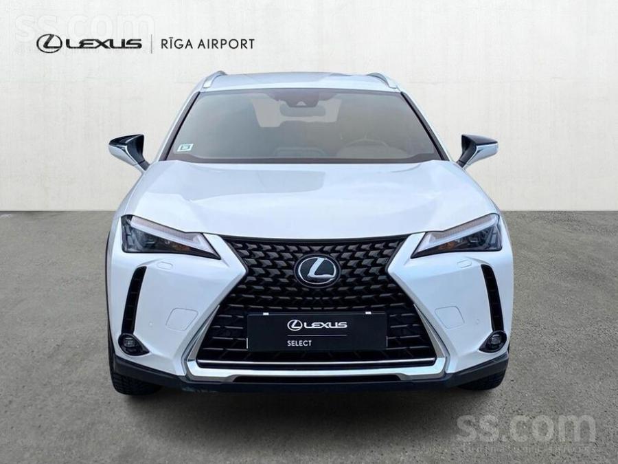 White Lexus UX 2023 in Riga, with an engine capacity of 2.00 L and mileage of 22 thousand km for 34900 €, photo 6 on AUTOMOTO.COM.LV