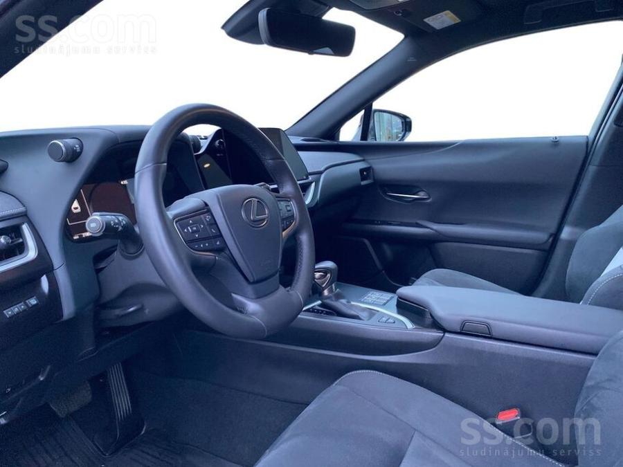White Lexus UX 2023 in Riga, with an engine capacity of 2.00 L and mileage of 22 thousand km for 34900 €, photo 12 on AUTOMOTO.COM.LV