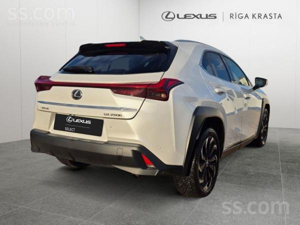 White Lexus UX 2024 in Riga, with an engine capacity of 2.00 L and mileage of 38 thousand km for 32900 €, photo 2 on AUTOMOTO.COM.LV