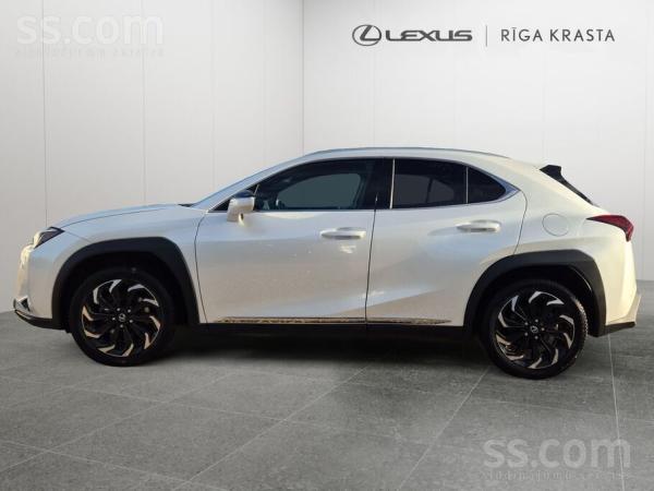White Lexus UX 2024 in Riga, with an engine capacity of 2.00 L and mileage of 38 thousand km for 32900 €, photo 3 on AUTOMOTO.COM.LV