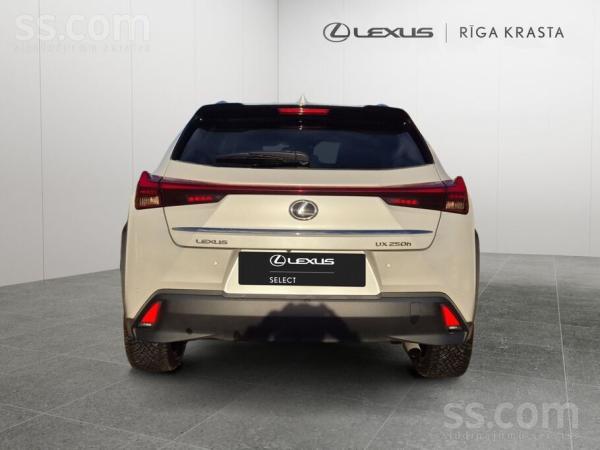 White Lexus UX 2024 in Riga, with an engine capacity of 2.00 L and mileage of 38 thousand km for 32900 €, photo 4 on AUTOMOTO.COM.LV