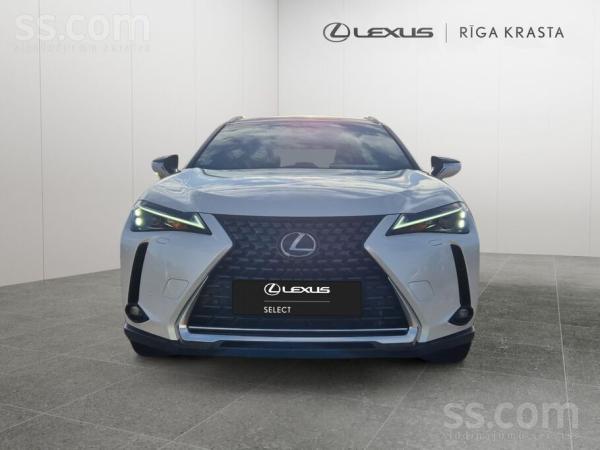 White Lexus UX 2024 in Riga, with an engine capacity of 2.00 L and mileage of 38 thousand km for 32900 €, photo 5 on AUTOMOTO.COM.LV