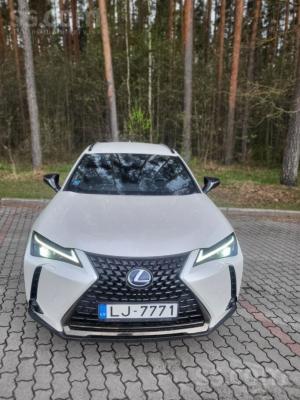 White Lexus UX 2021 in Riga, with an engine capacity of 2.00 L and mileage of 63 thousand km for 25500 €, photo 1 on AUTOMOTO.COM.LV