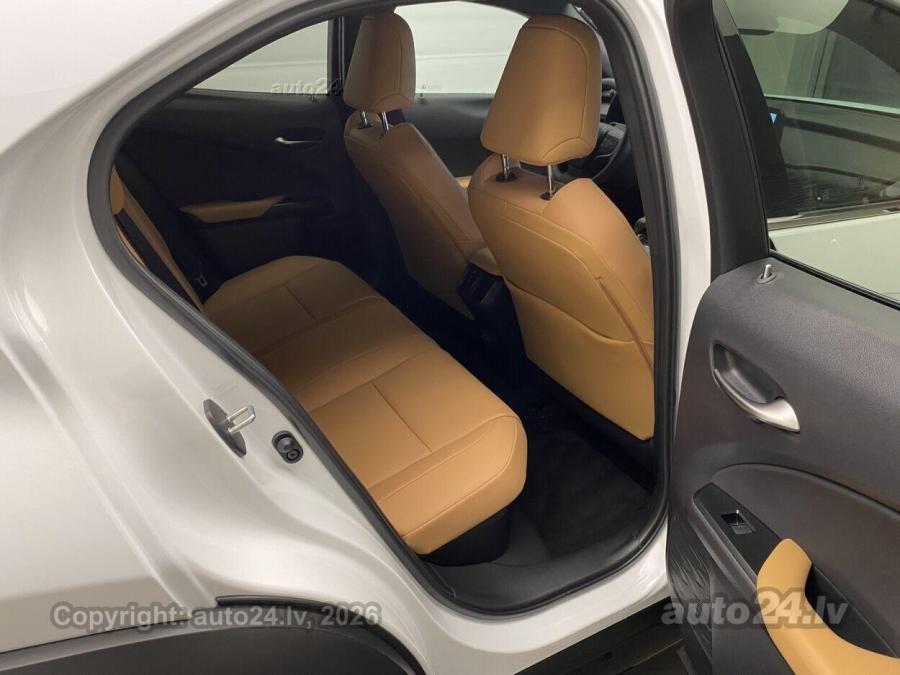 White Lexus UX 2025 in Tallinn, with an engine capacity of 2.00 L and mileage of 7 thousand km for 46900 €, photo 8 on AUTOMOTO.COM.LV