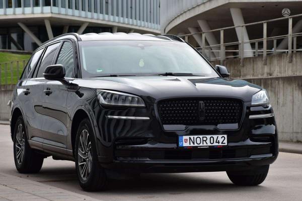 Black Lincoln Aviator 2023 in Vilnius, with an engine capacity of 3.00 L and mileage of 114 thousand km for 25990 €, photo 1 on AUTOMOTO.COM.LV