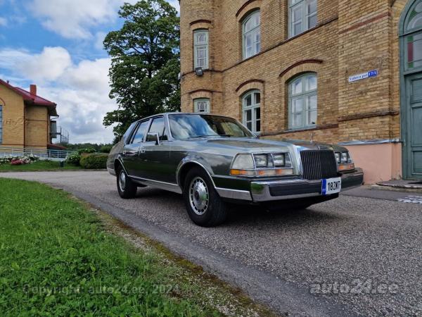 Green Lincoln Continental 1984 in Tallinn, with an engine capacity of 2.40 L and mileage of 198 thousand km for 14999 €, photo 1 on AUTOMOTO.COM.LV