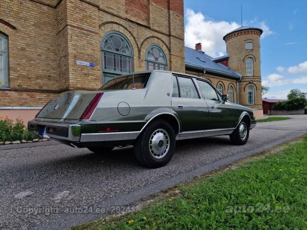 Green Lincoln Continental 1984 in Tallinn, with an engine capacity of 2.40 L and mileage of 198 thousand km for 14999 €, photo 3 on AUTOMOTO.COM.LV