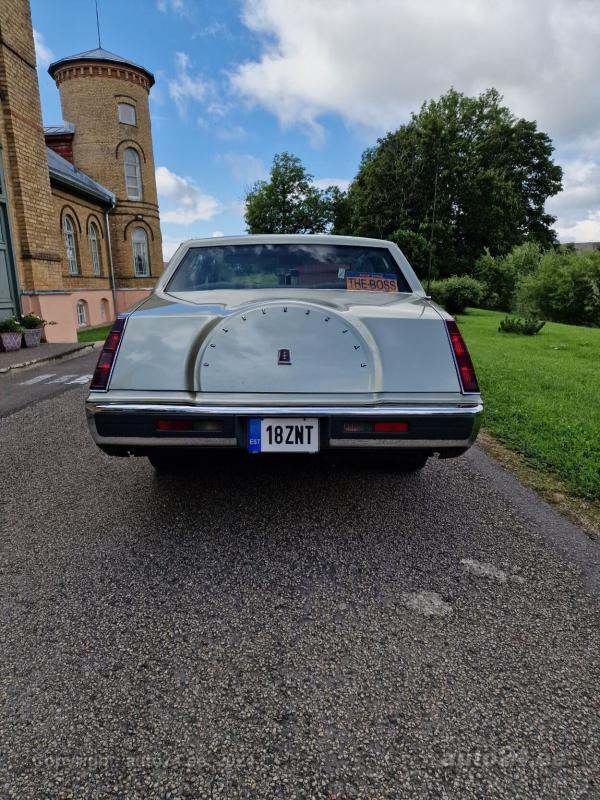 Green Lincoln Continental 1984 in Tallinn, with an engine capacity of 2.40 L and mileage of 198 thousand km for 14999 €, photo 6 on AUTOMOTO.COM.LV