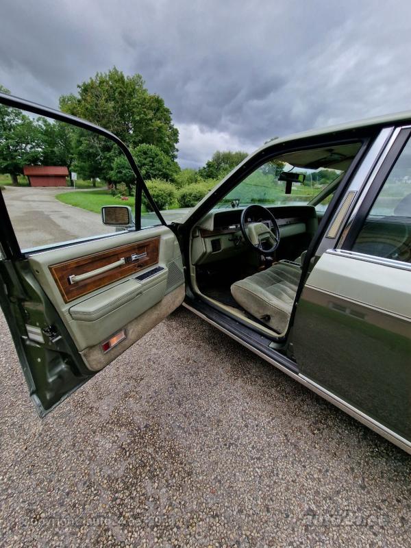 Green Lincoln Continental 1984 in Tallinn, with an engine capacity of 2.40 L and mileage of 198 thousand km for 14999 €, photo 8 on AUTOMOTO.COM.LV