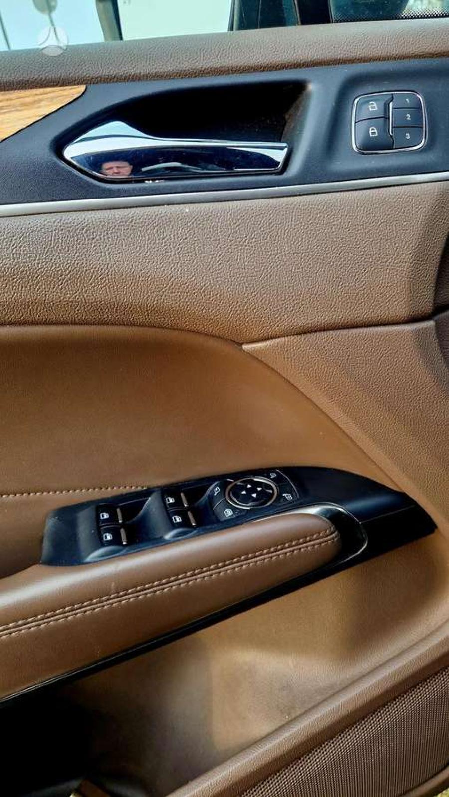 Black Lincoln MKC 2015 in Kaisiadorys, with an engine capacity of 2.00 L and mileage of 126 thousand km for 9500 €, photo 13 on AUTOMOTO.COM.LV
