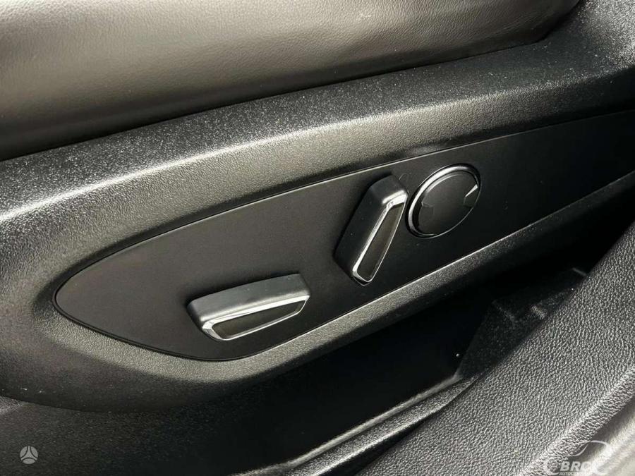 Black Lincoln MKX 2017 in Vilnius, with an engine capacity of 3.73 L and mileage of 168 thousand km for 14900 €, photo 17 on AUTOMOTO.COM.LV