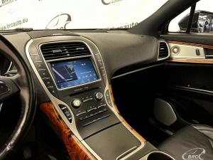 Black Lincoln MKX 2017 in Vilnius, with an engine capacity of 3.73 L and mileage of 168 thousand km for 14900 €, photo 19 on AUTOMOTO.COM.LV