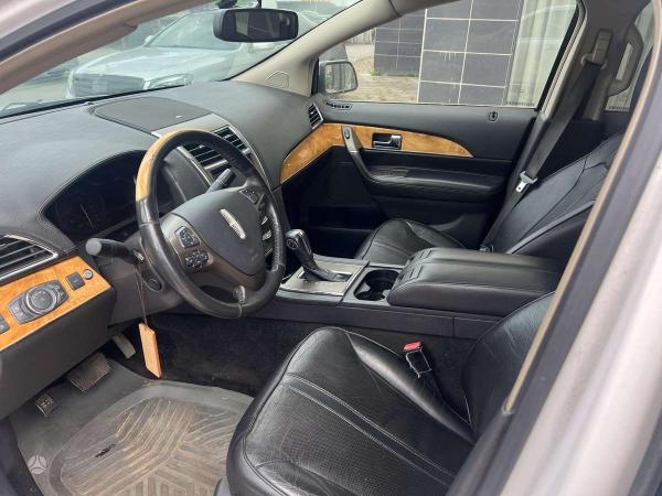 White Lincoln MKX 2012 in Vilnius, with an engine capacity of 3.70 L and mileage of 278 thousand km for 2600 €, photo 8 on AUTOMOTO.COM.LV