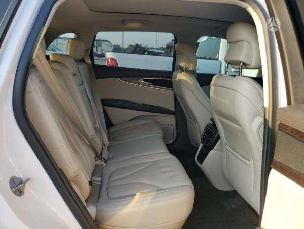 White Lincoln MKX 2016 in Vilnius, with an engine capacity of 3.73 L and mileage of 160 thousand km for 16900 €, photo 5 on AUTOMOTO.COM.LV