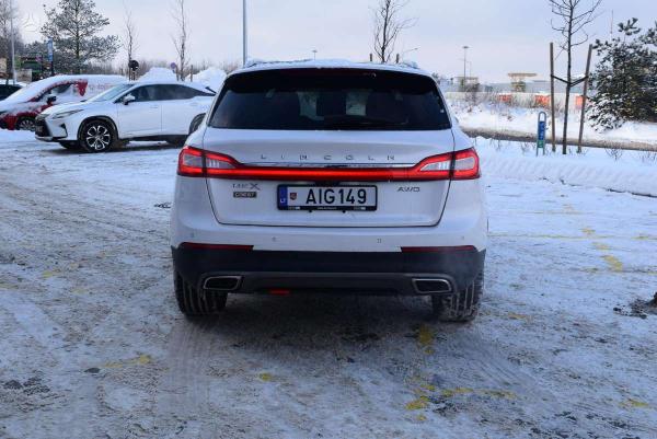 White Lincoln MKX 2018 in Vilnius, with an engine capacity of 3.73 L and mileage of 128 thousand km for 17500 €, photo 6 on AUTOMOTO.COM.LV