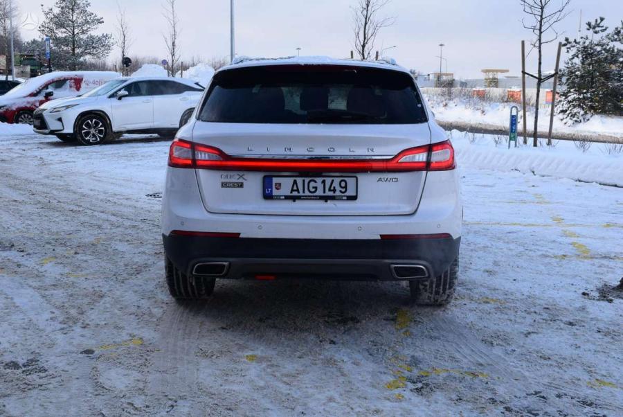 White Lincoln MKX 2018 in Vilnius, with an engine capacity of 3.73 L and mileage of 128 thousand km for 17500 €, photo 6 on AUTOMOTO.COM.LV
