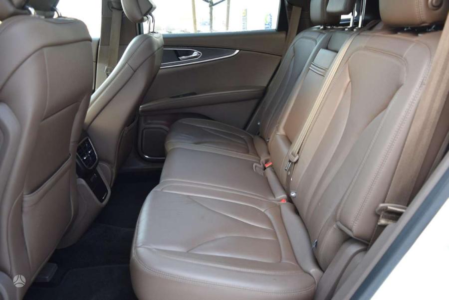 White Lincoln MKX 2018 in Vilnius, with an engine capacity of 3.73 L and mileage of 128 thousand km for 17500 €, photo 10 on AUTOMOTO.COM.LV