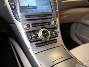 Blue Lincoln MKZ 2017 in Vilnius, with an engine capacity of 2.00 L and mileage of 230 thousand km for 8990 €, photo 28 on AUTOMOTO.COM.LV