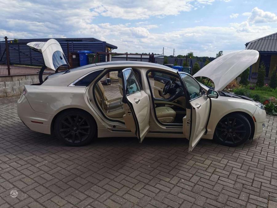 Yellow Lincoln MKZ 2015 in Alytus, with an engine capacity of 2.00 L and mileage of 109 thousand km for 7749 €, photo 15 on AUTOMOTO.COM.LV