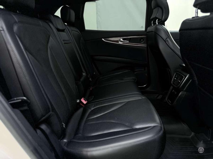 White Lincoln Nautilus 2019 in Vilnius, with an engine capacity of 2.00 L and mileage of 170 thousand km for 23990 €, photo 15 on AUTOMOTO.COM.LV