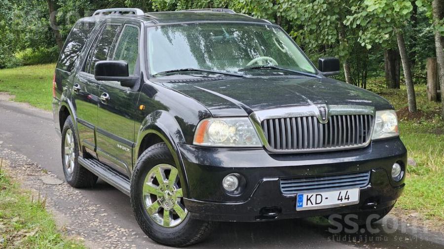 Melns Lincoln Navigator 2003 Rīga, ar dzinēja tilpumu 5.30 L un nobraukumu 0 tūkst. km par 11000 €, foto 3 vietnē AUTOMOTO.COM.LV