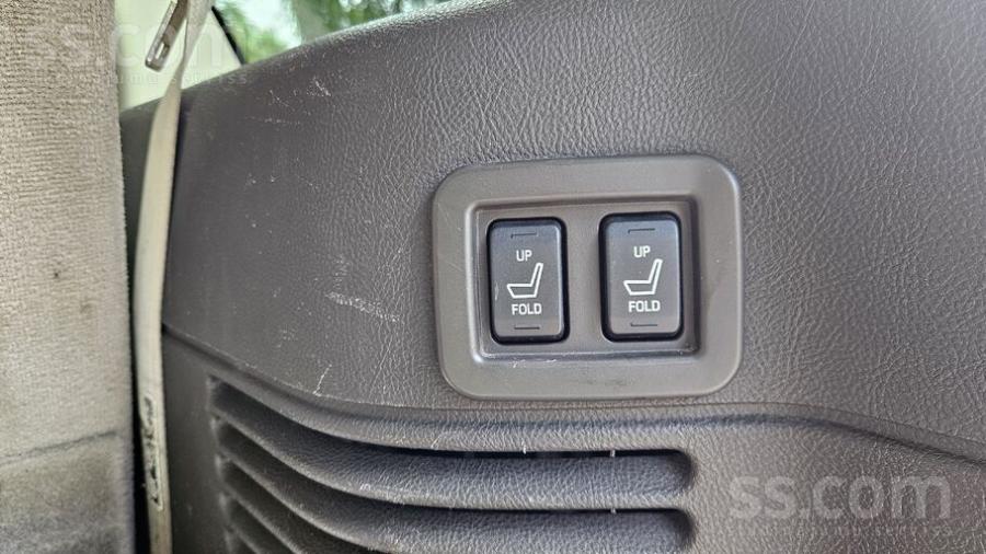 Melns Lincoln Navigator 2003 Rīga, ar dzinēja tilpumu 5.30 L un nobraukumu 0 tūkst. km par 11000 €, foto 13 vietnē AUTOMOTO.COM.LV