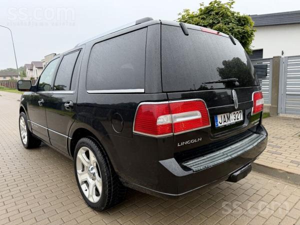 Melns Lincoln Navigator 2013 Rīga, ar dzinēja tilpumu 5.30 L un nobraukumu 175 tūkst. km par 12900 €, foto 3 vietnē AUTOMOTO.COM.LV
