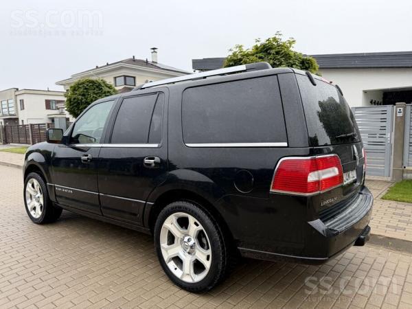 Melns Lincoln Navigator 2013 Rīga, ar dzinēja tilpumu 5.30 L un nobraukumu 175 tūkst. km par 12900 €, foto 4 vietnē AUTOMOTO.COM.LV
