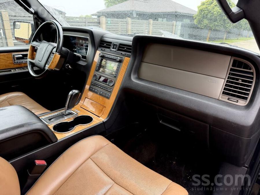 Melns Lincoln Navigator 2013 Rīga, ar dzinēja tilpumu 5.30 L un nobraukumu 175 tūkst. km par 12900 €, foto 12 vietnē AUTOMOTO.COM.LV