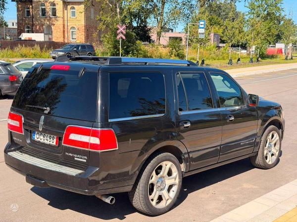 Melns Lincoln Navigator 2013 Rīga, ar dzinēja tilpumu 5.41 L un nobraukumu 176 tūkst. km par 9900 €, foto 5 vietnē AUTOMOTO.COM.LV