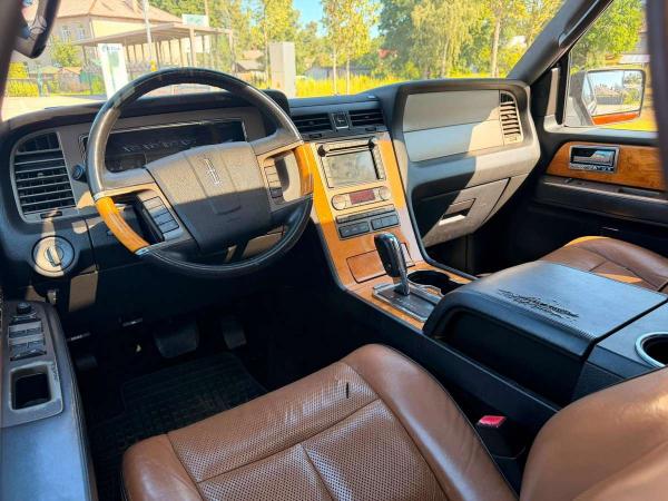 Melns Lincoln Navigator 2013 Rīga, ar dzinēja tilpumu 5.41 L un nobraukumu 176 tūkst. km par 9900 €, foto 11 vietnē AUTOMOTO.COM.LV