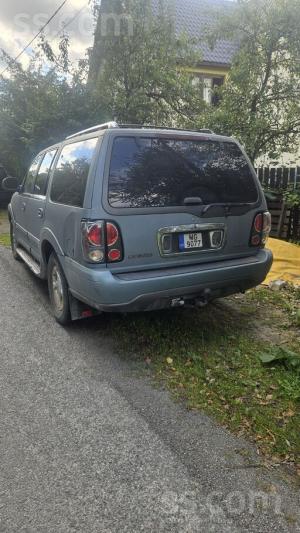 Blue Lincoln Navigator 1998 in Riga, with an engine capacity of 5.40 L and mileage of 267 thousand km for 1800 €, photo 3 on AUTOMOTO.COM.LV