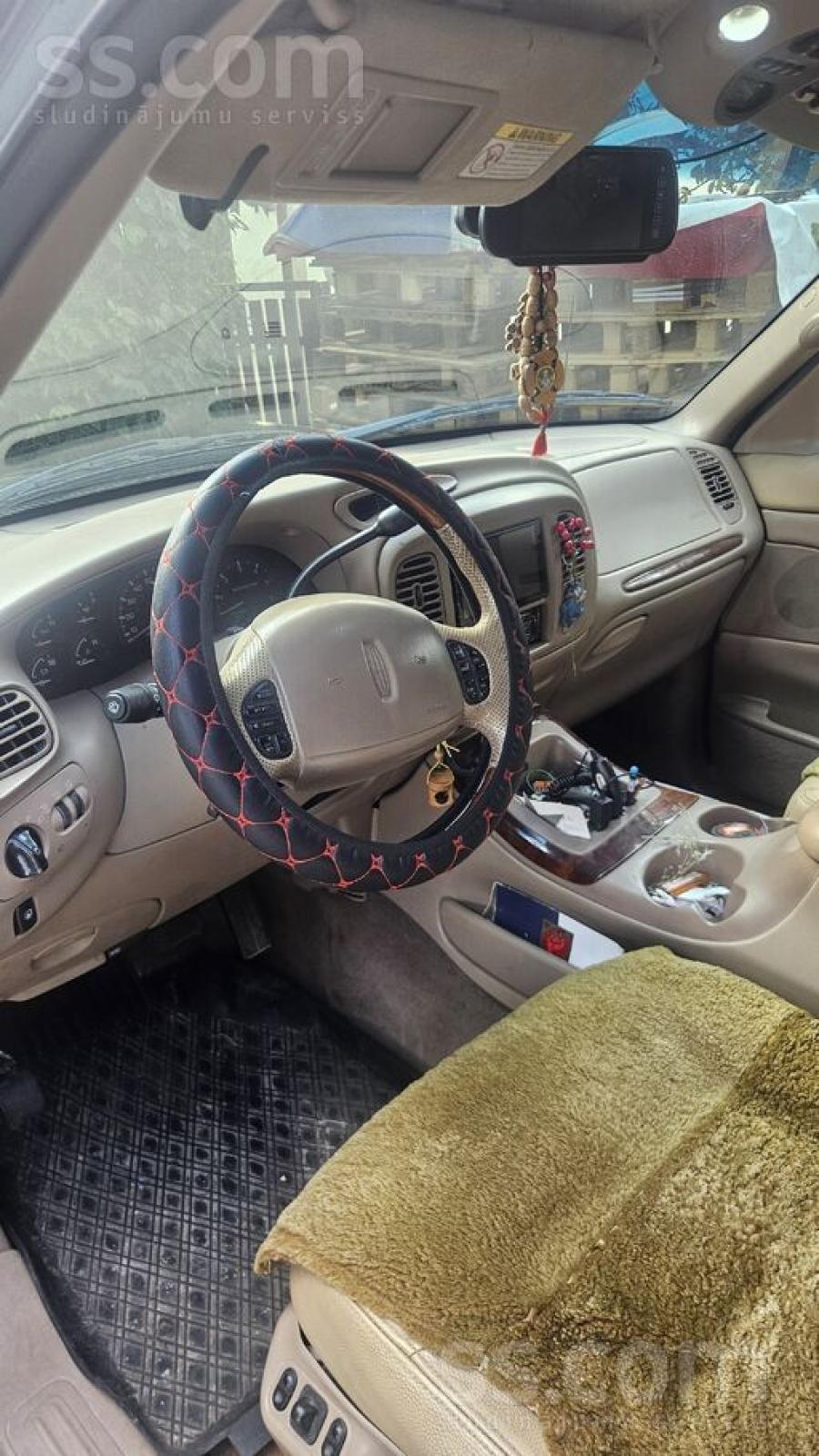 Blue Lincoln Navigator 1998 in Riga, with an engine capacity of 5.40 L and mileage of 267 thousand km for 1800 €, photo 4 on AUTOMOTO.COM.LV