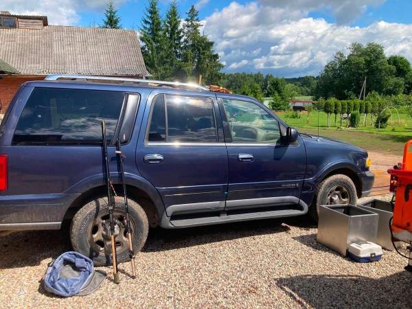 Линкольн Навигатор 1998 в Утена на AUTOMOTO.COM.LV Синий Линкольн Навигатор 1998 в Утена, объемом двигателя 5.41 л и пробегом 170 тыс. км за 1400 €, фото 3 на AUTOMOTO.COM.LV