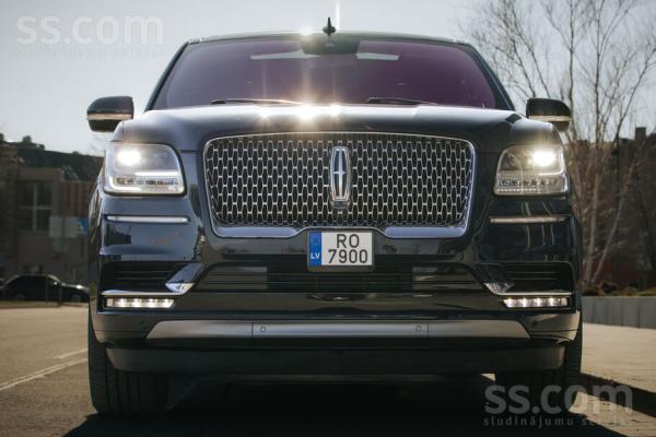 Zils Lincoln Navigator 2019 Rīga, ar dzinēja tilpumu 3.50 L un nobraukumu 155 tūkst. km par 42500 €, foto 2 vietnē AUTOMOTO.COM.LV