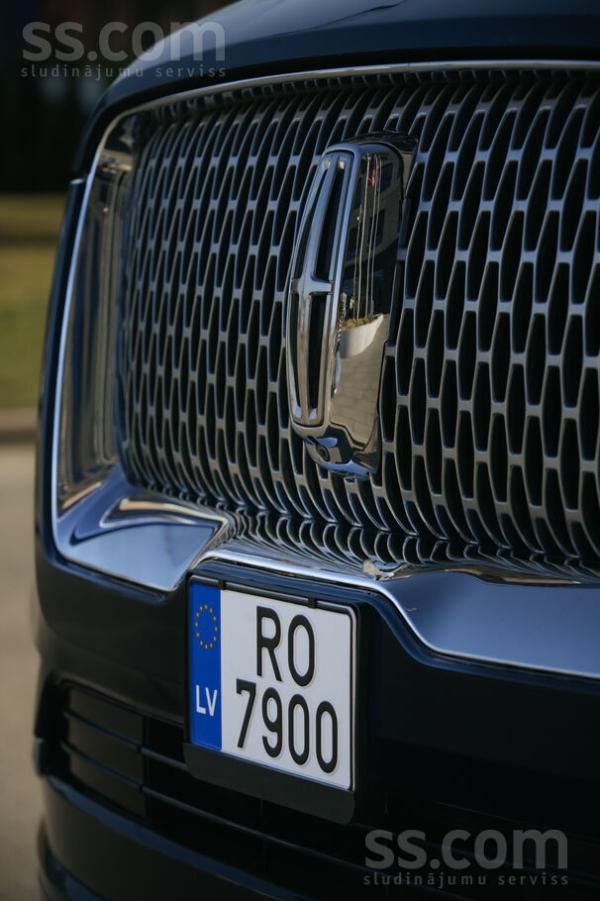 Zils Lincoln Navigator 2019 Rīga, ar dzinēja tilpumu 3.50 L un nobraukumu 155 tūkst. km par 42500 €, foto 3 vietnē AUTOMOTO.COM.LV