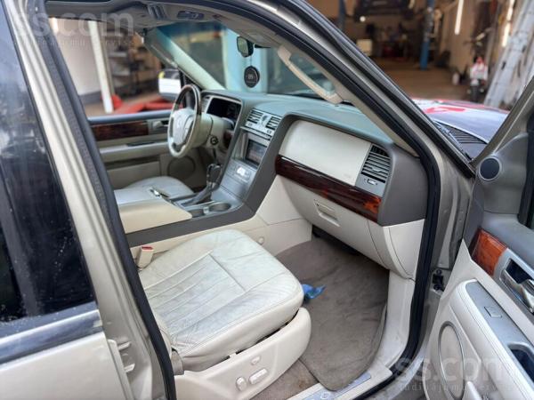 Brown Lincoln Navigator 2004 in Riga, with an engine capacity of 5.40 L and mileage of 245 thousand km for 2500 €, photo 3 on AUTOMOTO.COM.LV