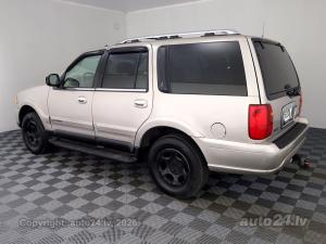 Lincoln Navigator 2000 in Tallinn, with an engine capacity of 5.40 L and mileage of 194 thousand km for 2499 €, photo 5 on AUTOMOTO.COM.LV