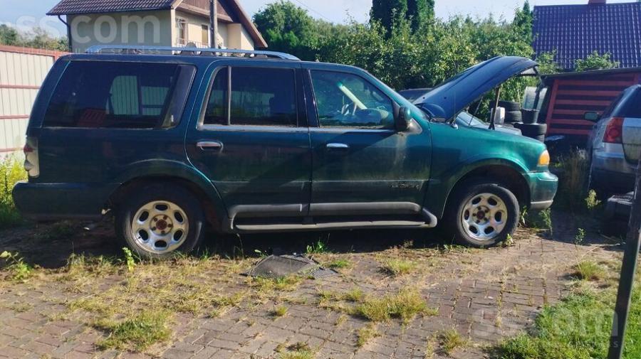Green Lincoln Navigator 1998 in Riga, with an engine capacity of 5.40 L and mileage of 160 thousand km for 2700 €, photo 1 on AUTOMOTO.COM.LV
