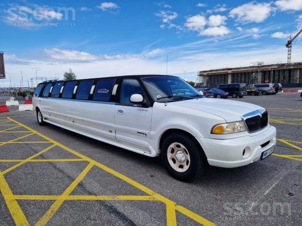 White Lincoln Navigator 1998 in Riga, with an engine capacity of 5.40 L and mileage of 129 thousand km for 13300 €, photo 2 on AUTOMOTO.COM.LV