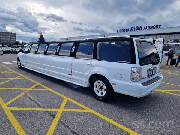White Lincoln Navigator 1998 in Riga, with an engine capacity of 5.40 L and mileage of 129 thousand km for 13300 €, photo 3 on AUTOMOTO.COM.LV