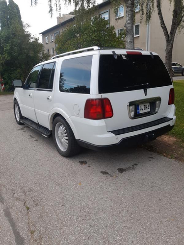 White Lincoln Navigator 2006 in Rapina, with an engine capacity of 5.40 L and mileage of 266 thousand km for 6000 €, photo 3 on AUTOMOTO.COM.LV