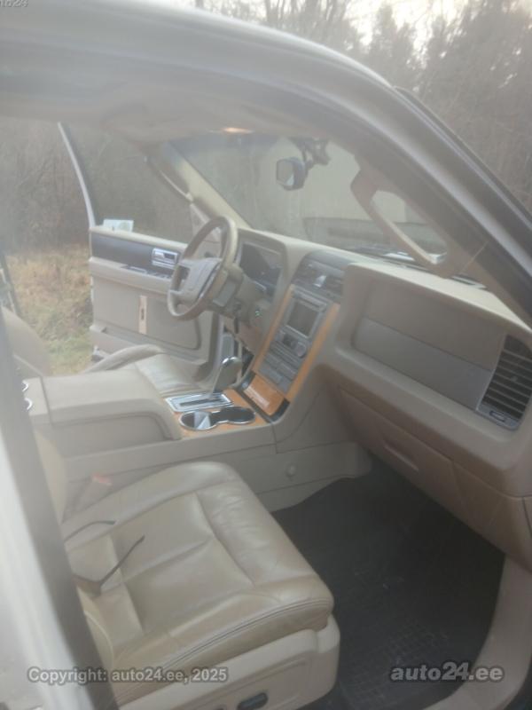White Lincoln Navigator 2007 in Kuressaare, with an engine capacity of 5.40 L and mileage of 275 thousand km for 9200 €, photo 11 on AUTOMOTO.COM.LV