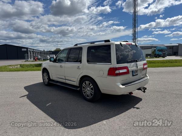 White Lincoln Navigator 2007 in Tallinn, with an engine capacity of 5.40 L and mileage of 326 thousand km for 6900 €, photo 4 on AUTOMOTO.COM.LV