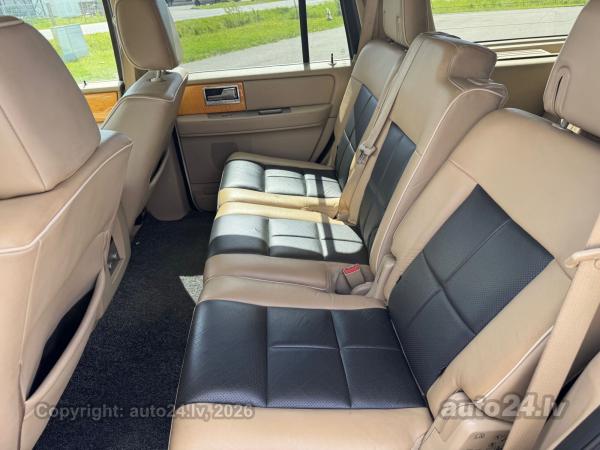 White Lincoln Navigator 2007 in Tallinn, with an engine capacity of 5.40 L and mileage of 326 thousand km for 6900 €, photo 9 on AUTOMOTO.COM.LV