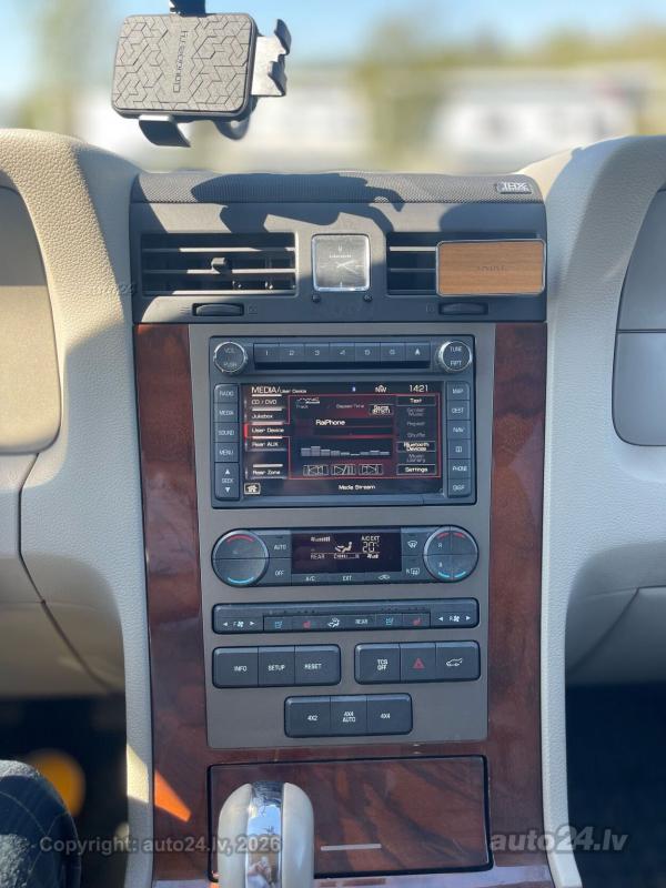 Balts Lincoln Navigator 2012 Tallina, ar dzinēja tilpumu 5.40 L un nobraukumu 0 tūkst. km par 12999 €, foto 4 vietnē AUTOMOTO.COM.LV